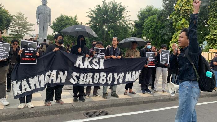 Indonesia Bukan Milik Satu Keluarga! Aksi Kamisan Surabaya Serukan ...